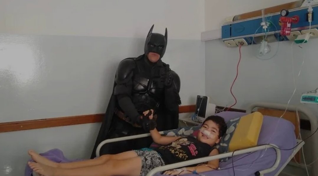 Batman solidario y misterioso: visita a los niños en hospitales ...